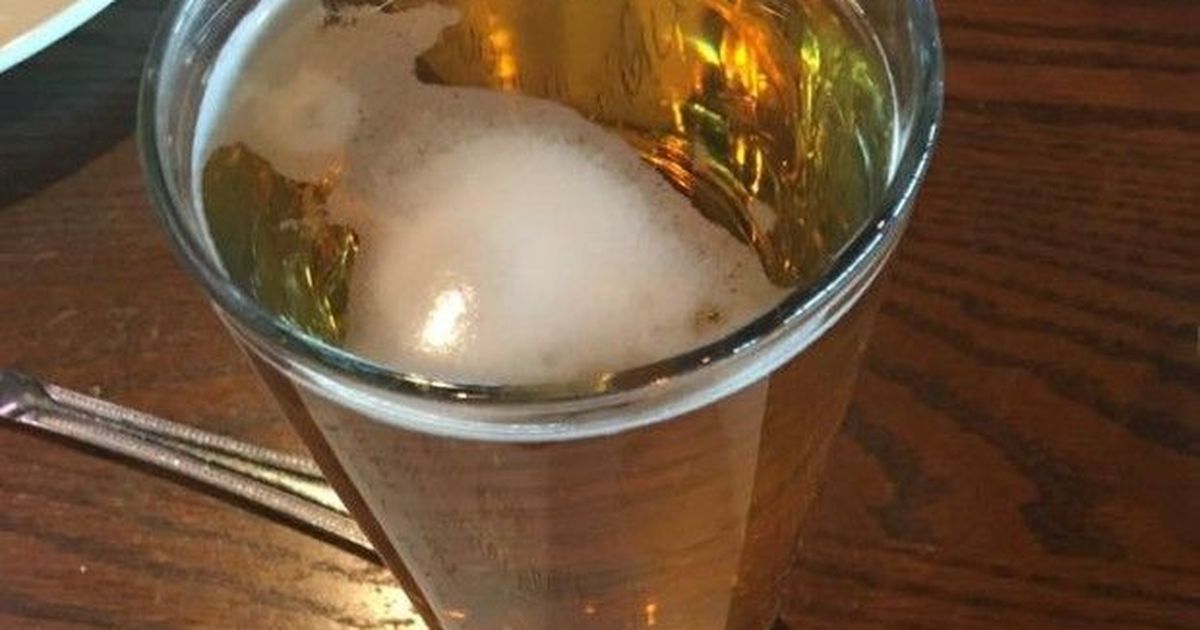 O chelnerita a gasit un bilet emotionant pe o masa abandonata ...