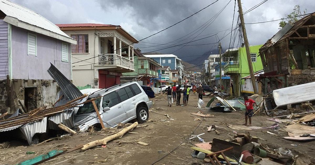 Case distruse, stalpi de electricitate la pamant si masini zdrobite in ...