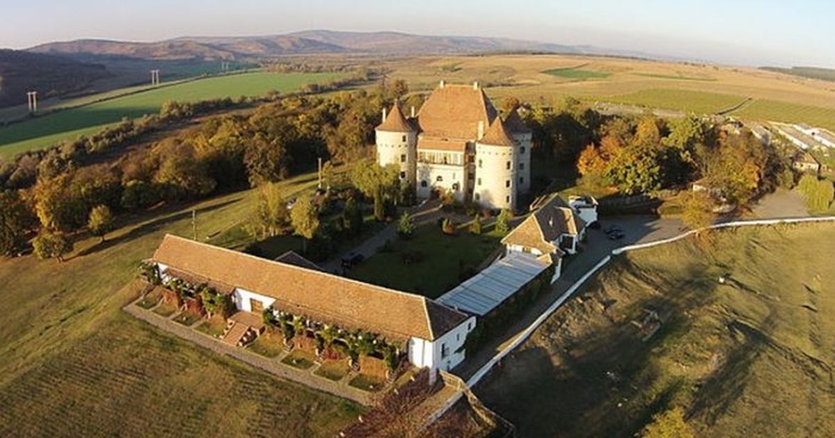 Acest castel superb din Romania este construit dupa modelul unei cetati ...