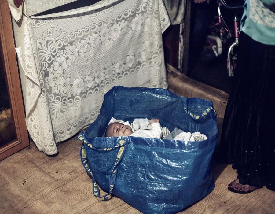 Imagini cu saracia in care traieste o comunitate de romi romani la ...