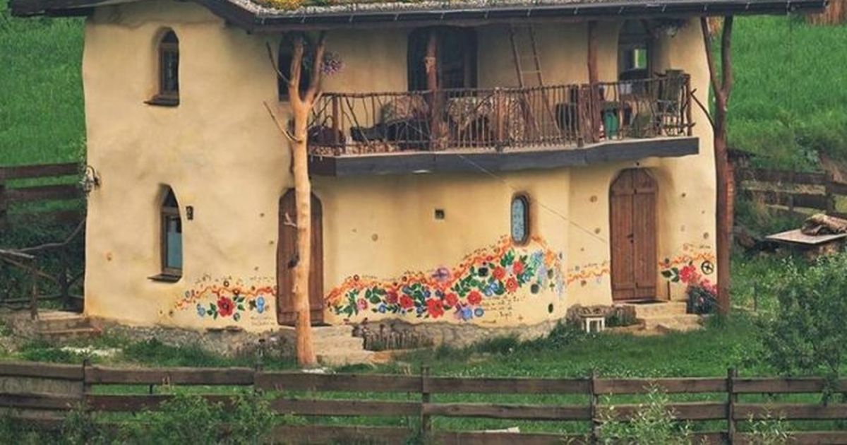 Casa din Romania construita din lut si paie. E accesibila, naturala si ...