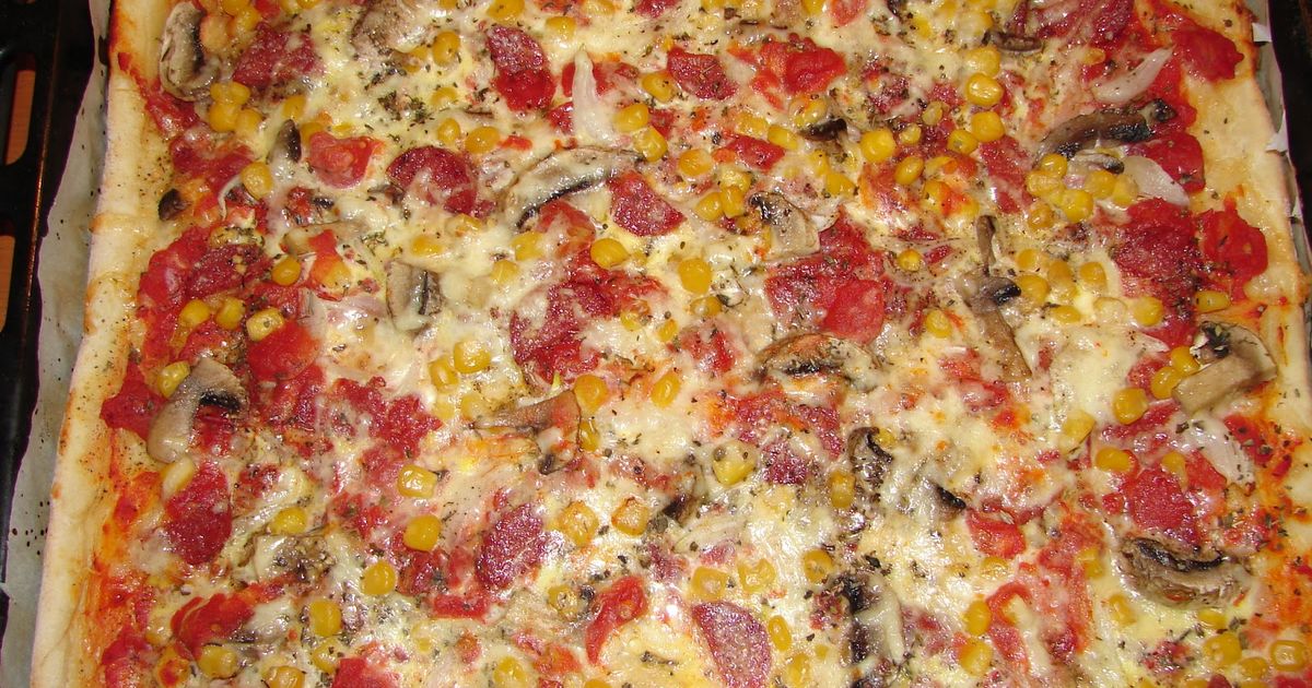 Reteta perfecta pentru duminica seara. Pizza casei. Se prepara cu ce ai ...