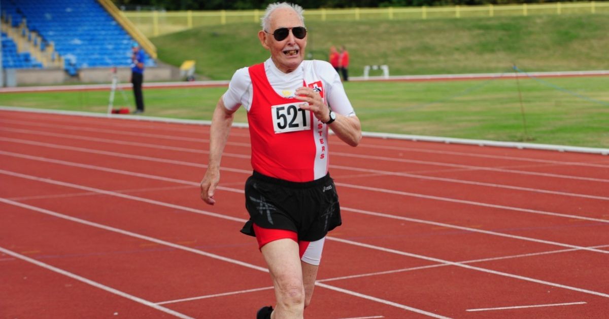 Un batranel de 97 de ani detine dublul record mondial la sprint ...
