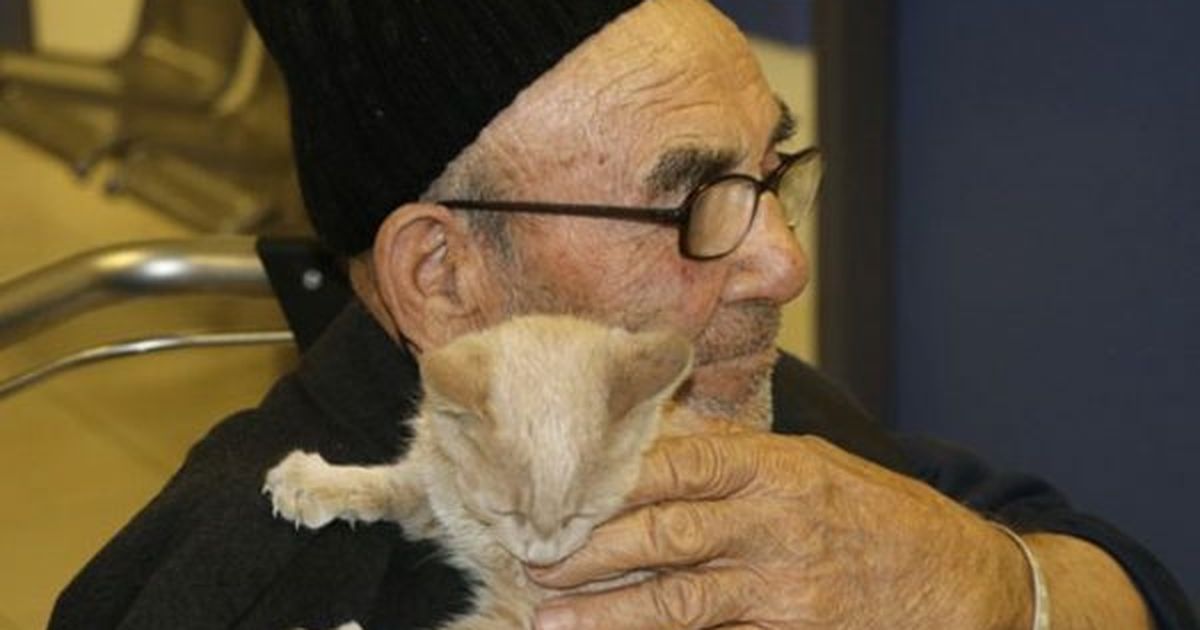 Imagini emotionante! Un batran caruia i-a luat foc casa a inceput sa ...