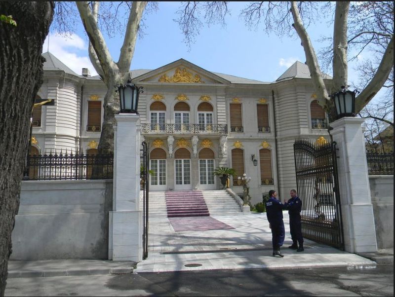 Gigi Becali locuieste intr-o vila uriasa, cu piscina si teren de tenis ...