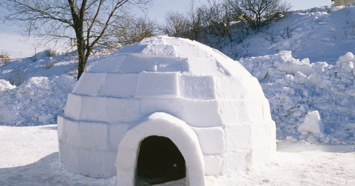 Iglu în curtea unui maramureșean. Adăpostul de eschimoși atrage ...
