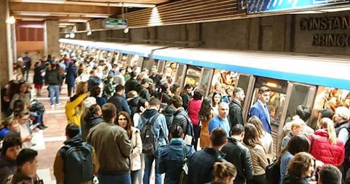Aglomeraţie la metrou şi circulaţie îngreunată. Defecţiune la un tren ...