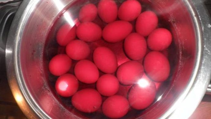 Ouă roșii vopsite natural: Rețeta-minune pentru Paște - Stirile Kanal D