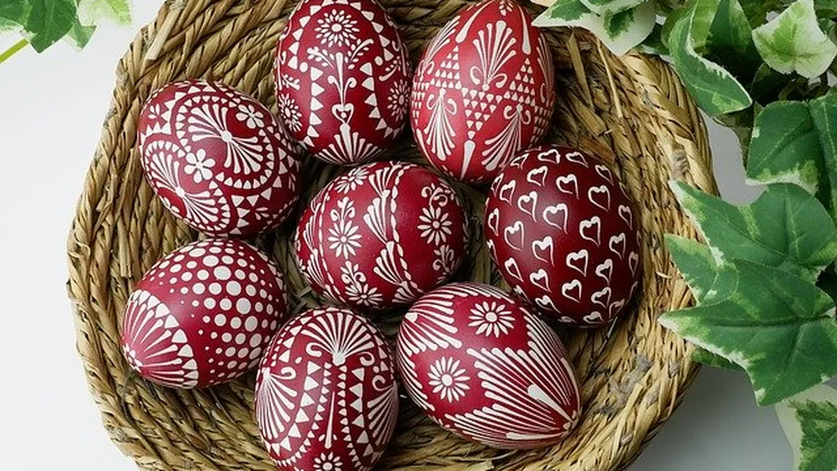 Ouă roșii vopsite natural: Rețeta-minune pentru Paște - Stirile Kanal D