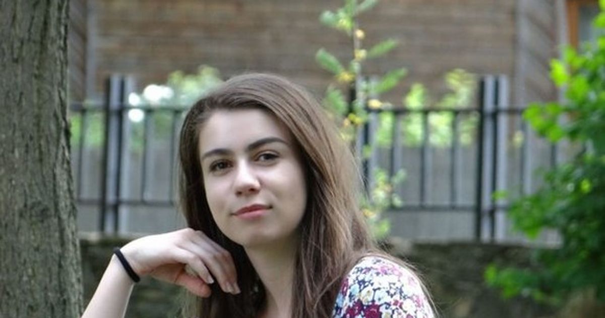 Zece pe linie! Ines, o elevă de clasa a XII-a de la ţară, nu a luat ...