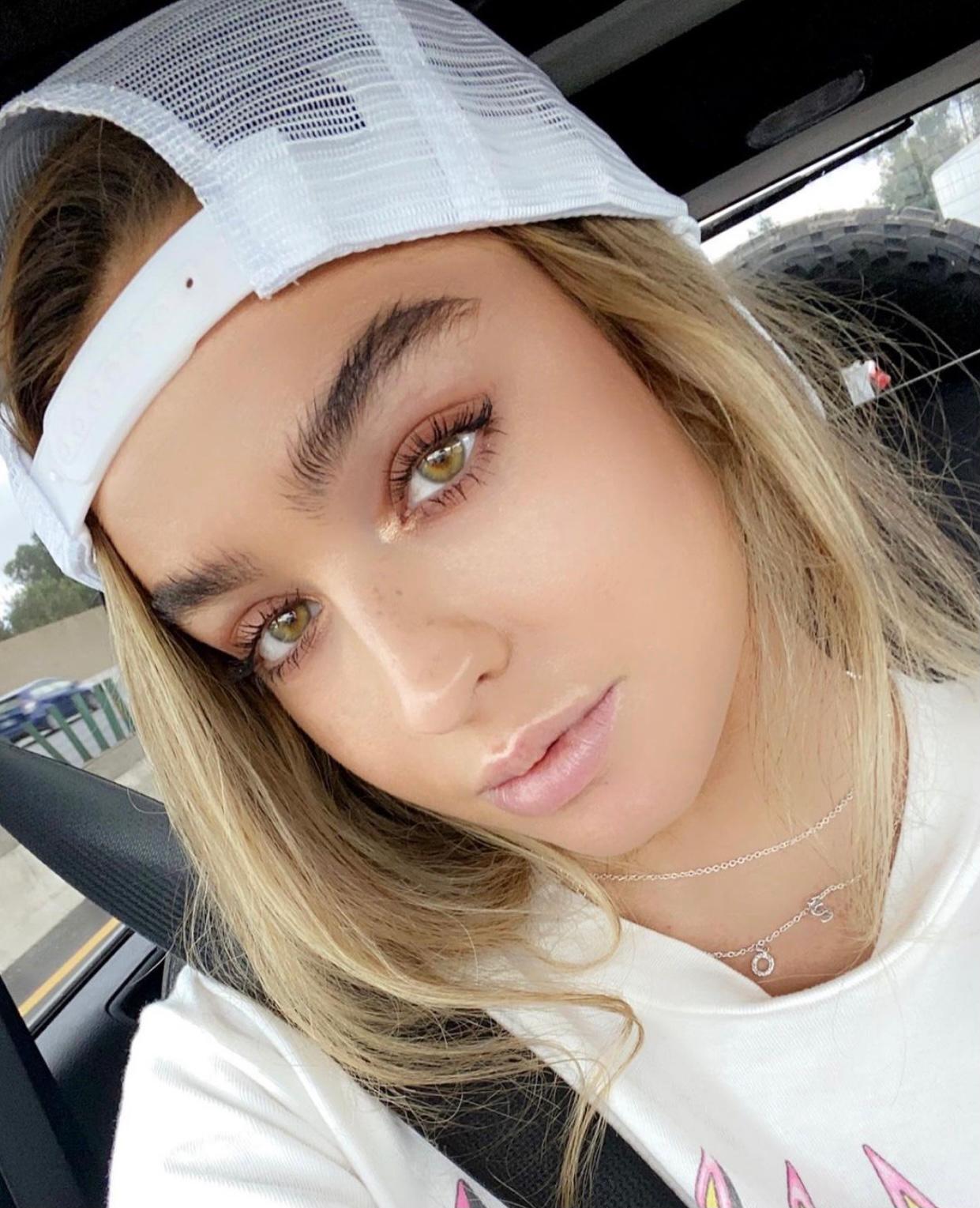 Modelul Sommer Ray îl acuză pe Machine Gun Kelly că a înșelat-o cu ...