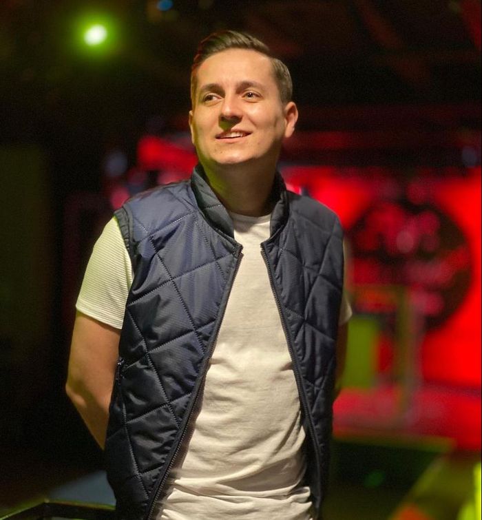 Cine este GEORGE TĂNASE. "Mama mă bătea cel mai bine. Tata nu m-a bătut ...