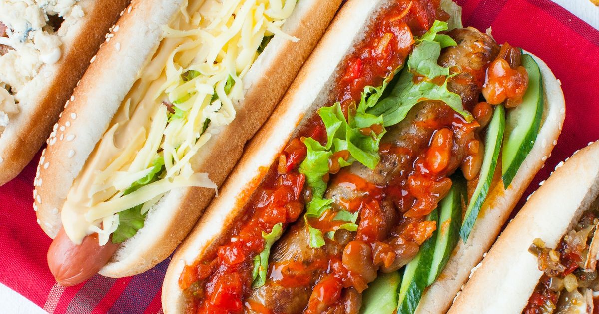 Rețetă de hotdog american. Cum faci chifla pufoasă și ce sosuri trebuie ...