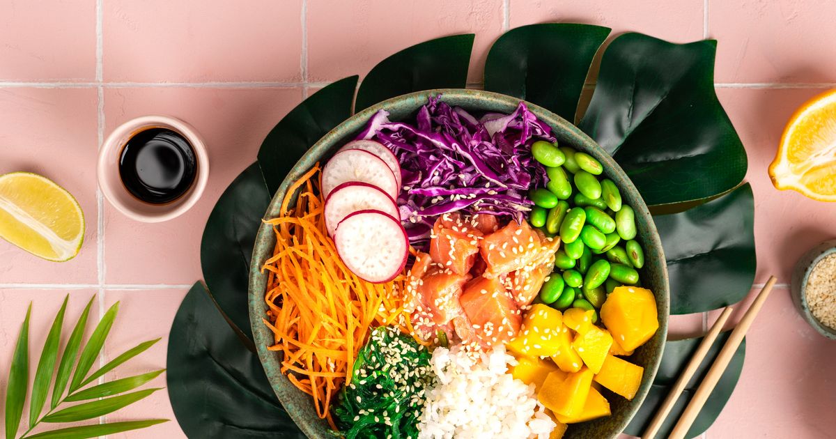 Rețetă de Poke Bowl. Preparatul are la bază pește crud și multe legume ...