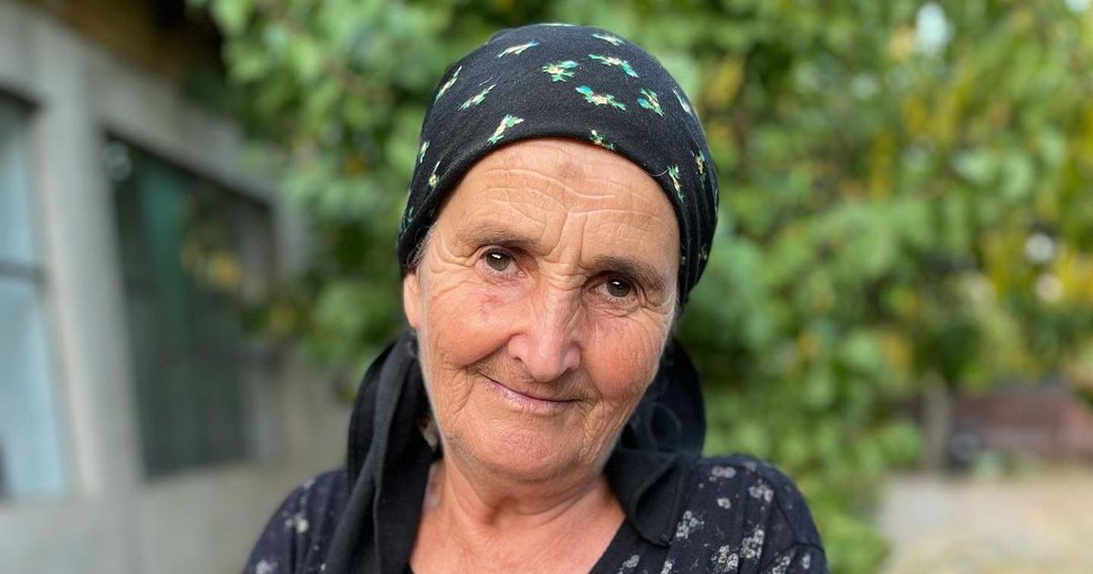 Cine este bunica Gherghina de pe TikTok. „Tu să ai grijă de florile ...