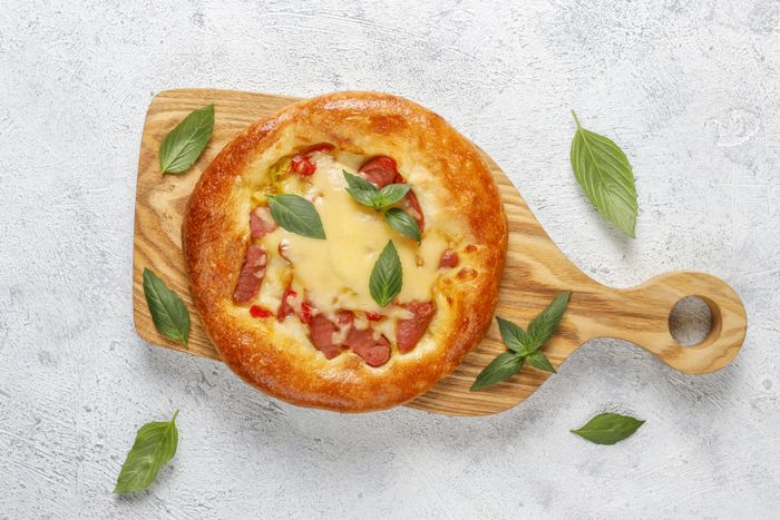 Rețetă de pizza de casă. Poți folosi orice ingrediente îți plac! - KFetele