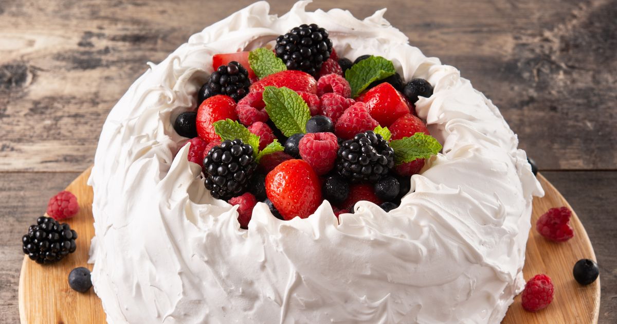 Pavlova clasică. Un desert delicios pe bază de bezea și margini ...