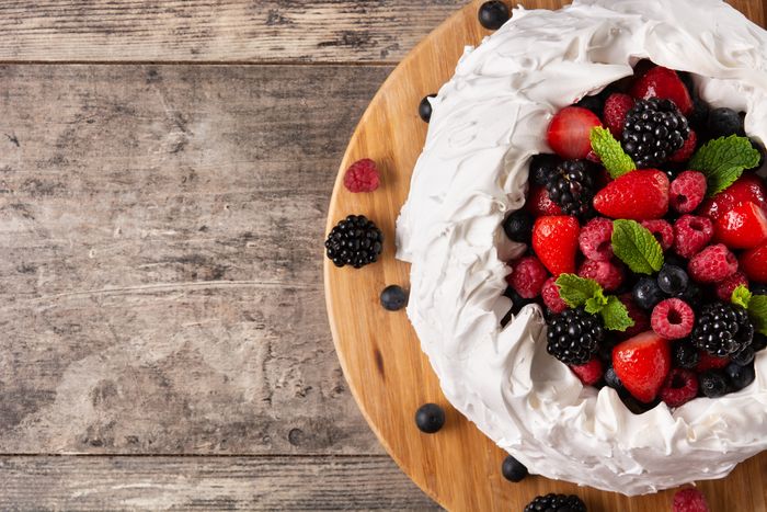 Pavlova clasică. Un desert delicios pe bază de bezea și margini ...
