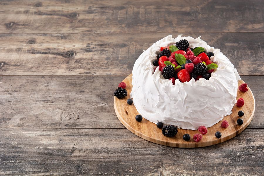 Rețetă de Pavlova clasică. Un desert delicios pe bază de bezea și ...
