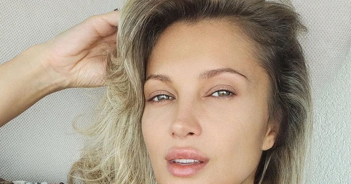 “Ne gândim să facem nunta.” Lora a probat rochia de mireasă ...