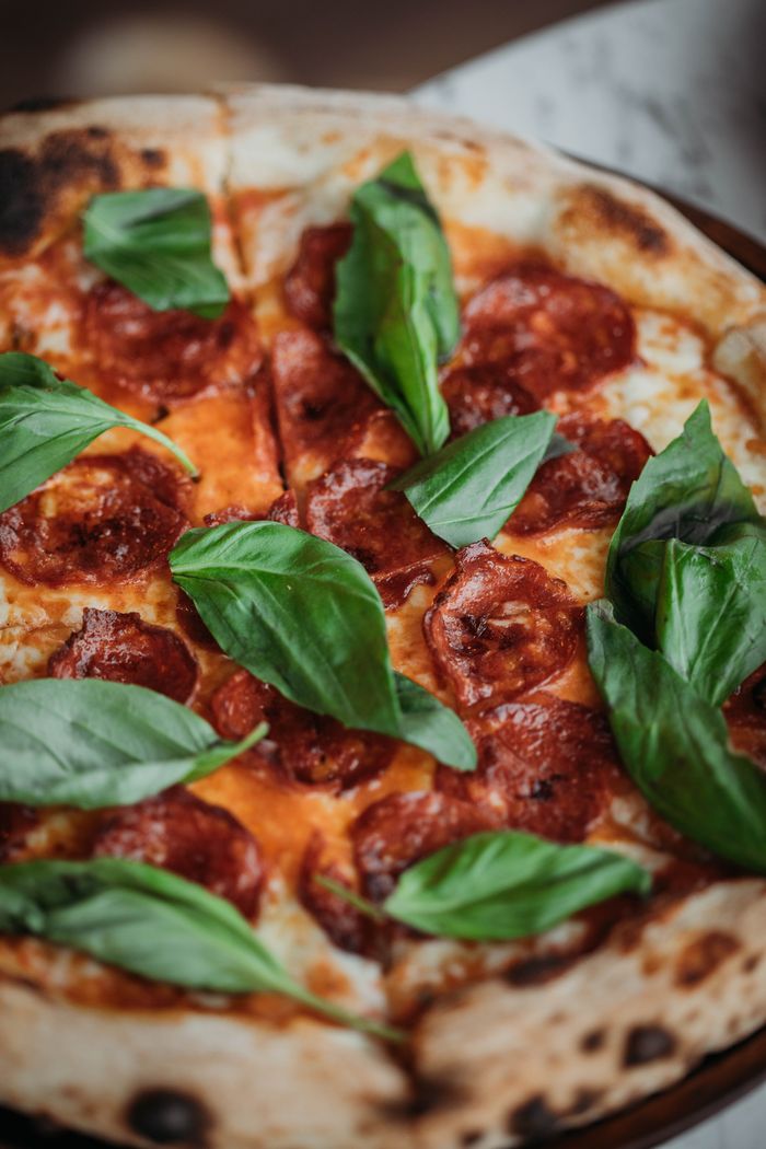 Rețetă de Pizza salami. Perfectă pentru o seară cu prietenii! - KFetele