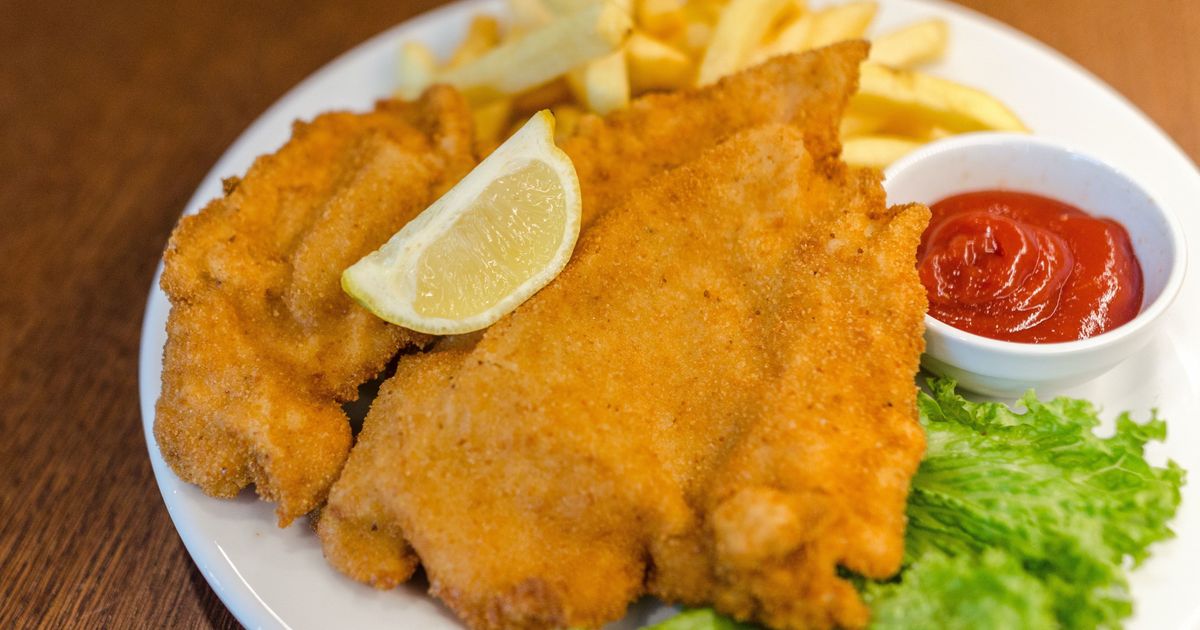 Rețetă de Șnițel de pui cu cartofi prăjiți. Mai bun decât preparatele ...