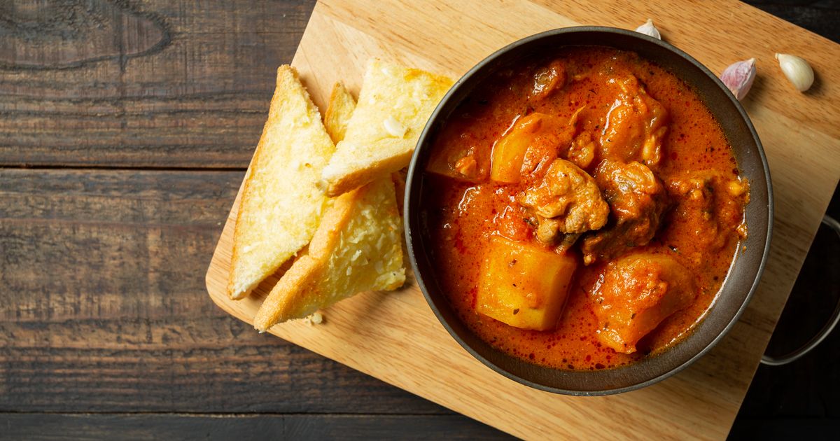 Bucură-te de o experiență culinară autentică cu supa de gulaș cu porc ...