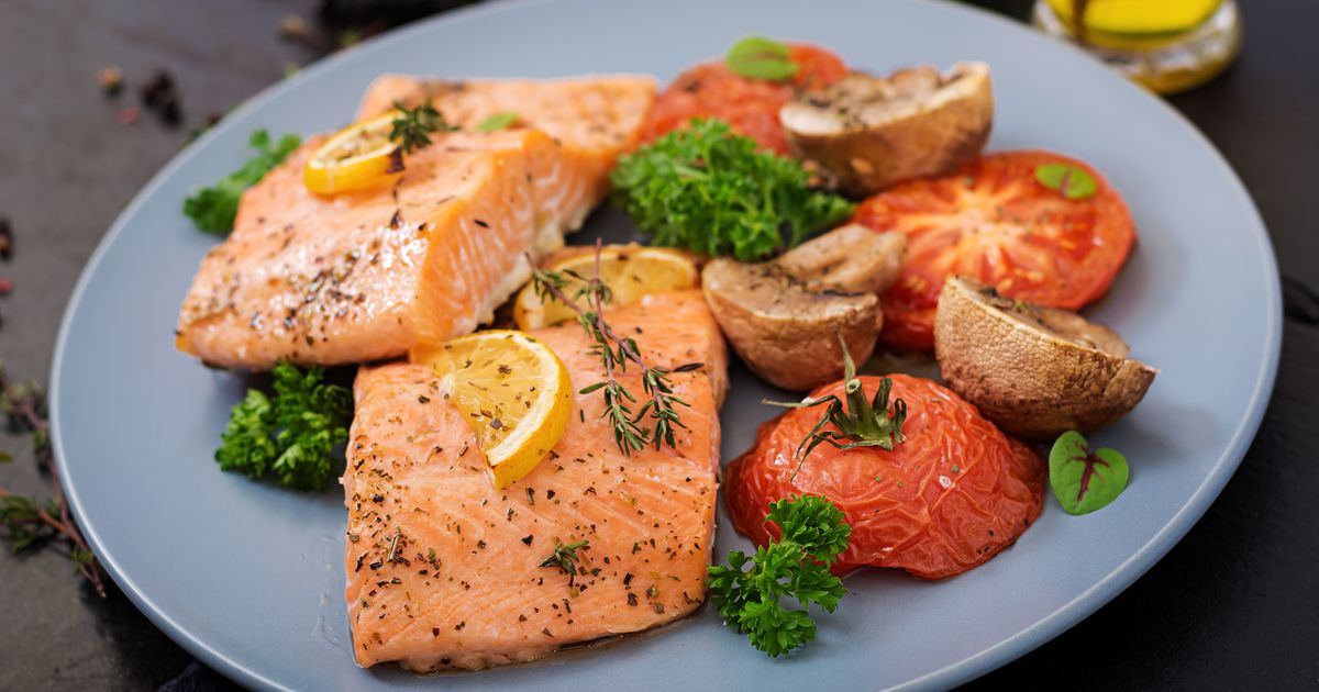 Rețetă de Somon aromat la cuptor cu roșii și ciuperci - KFetele