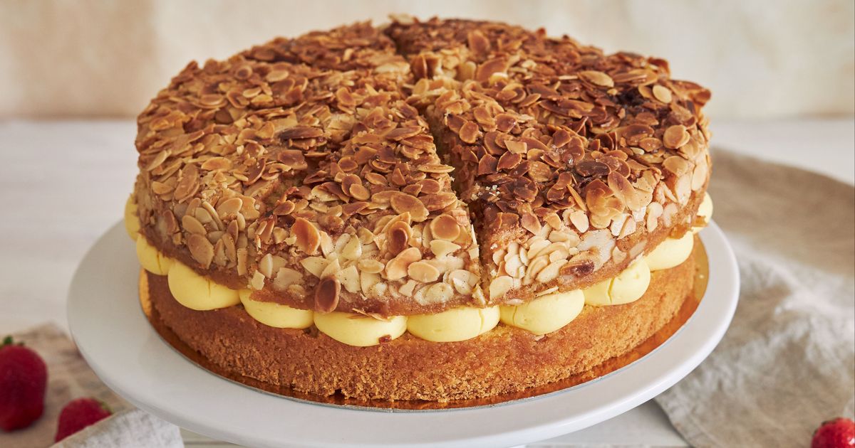 Tort cu cremă de vanilie și fulgi de migdale, cu care îți vei ...