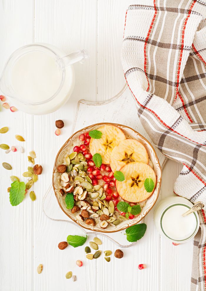 Terci de fulgi de ovăz și fructe proaspete, un mic dejun plin de ...