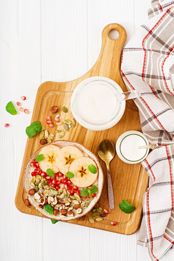 Terci de fulgi de ovăz și fructe proaspete, un mic dejun plin de ...