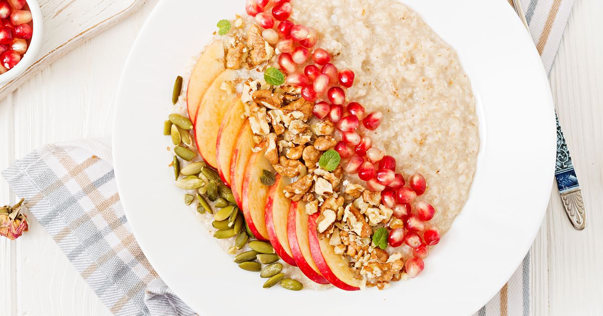 Terci de fulgi de ovăz și fructe proaspete, un mic dejun plin de ...