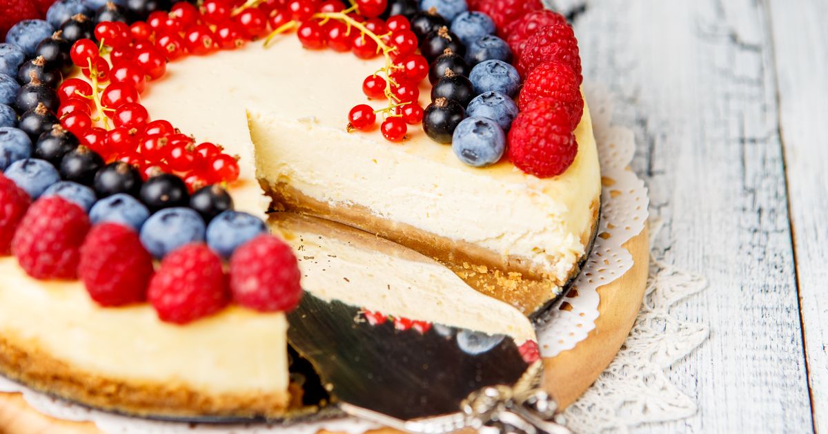 Tort de Cheesecake cu zmeură si afine, combinația perfectă pentru un ...