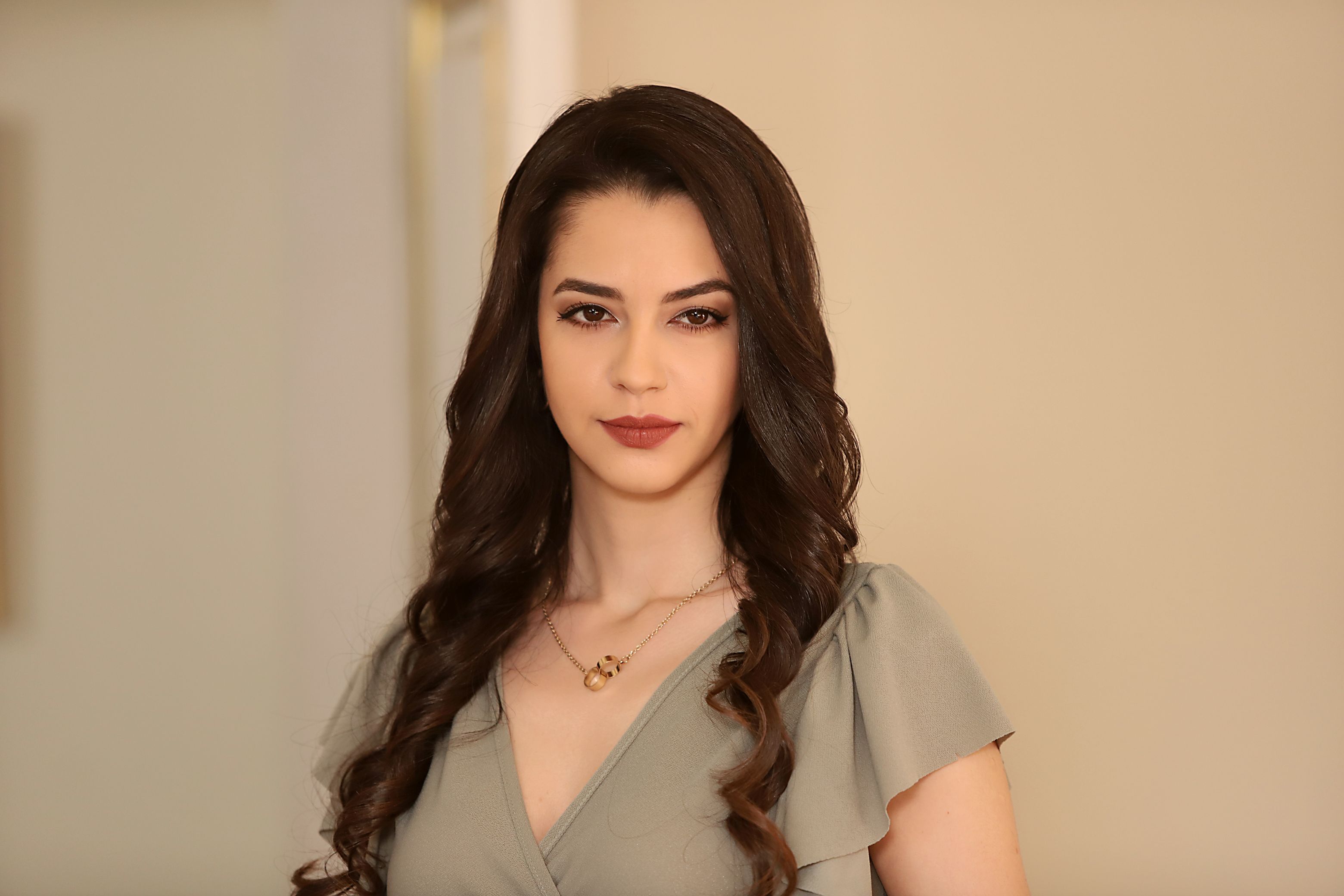 Cine este Yagmur Çokgenç, actrița care o interpretează pe malefica ...