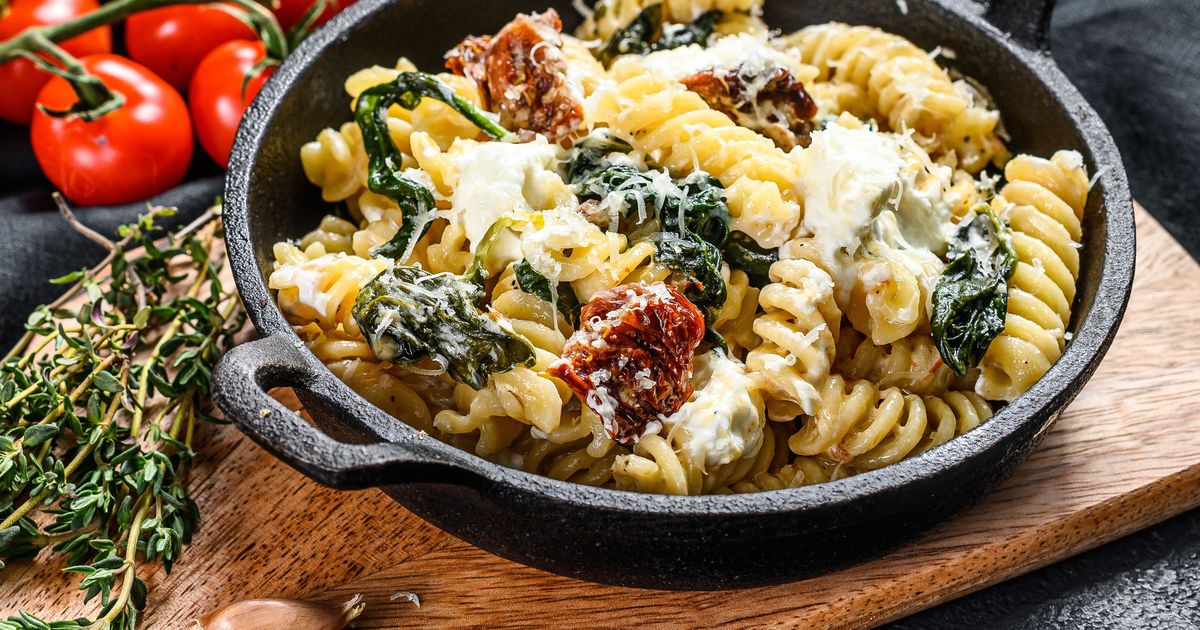 Paste fusilli cu sos cremos de spanac și roșii uscate. Perfectă pentru ...