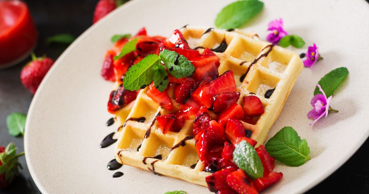 Vafe belgiene cu sos de ciocolată deasupra și căpșune. Combinația de ...