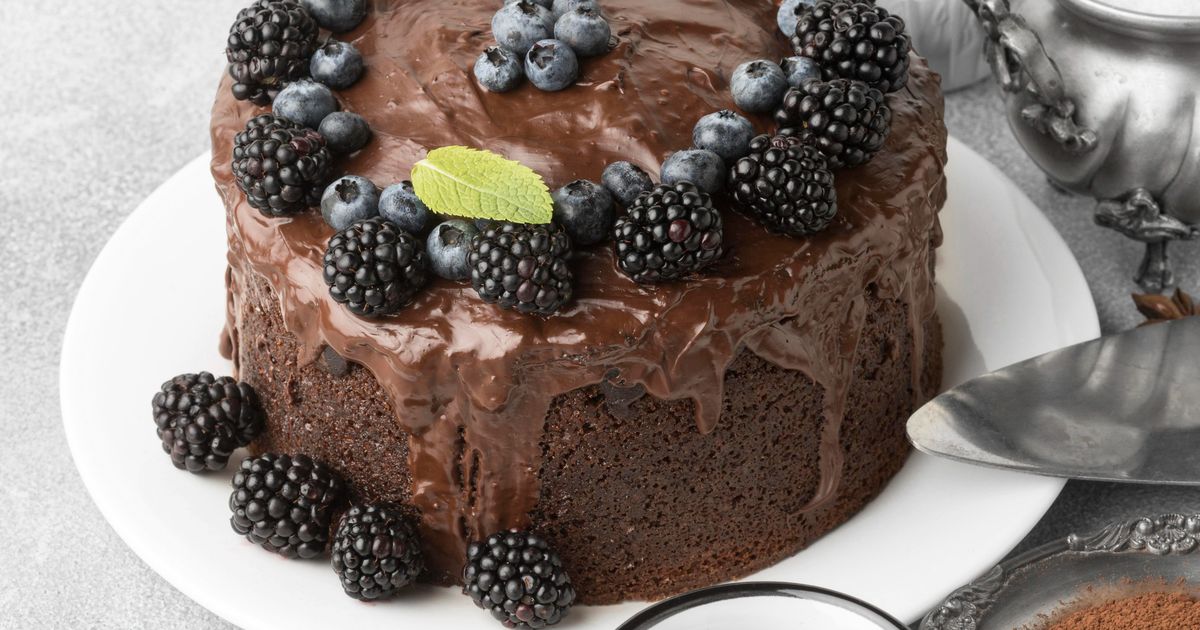 Tort de ciocolată cu glazură de ciocolată și mure. Delicios și din ...