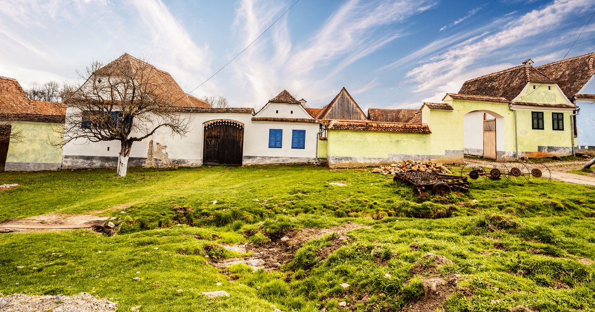 Satul din România de o frumusețe rară. Regele Charles deține o ...