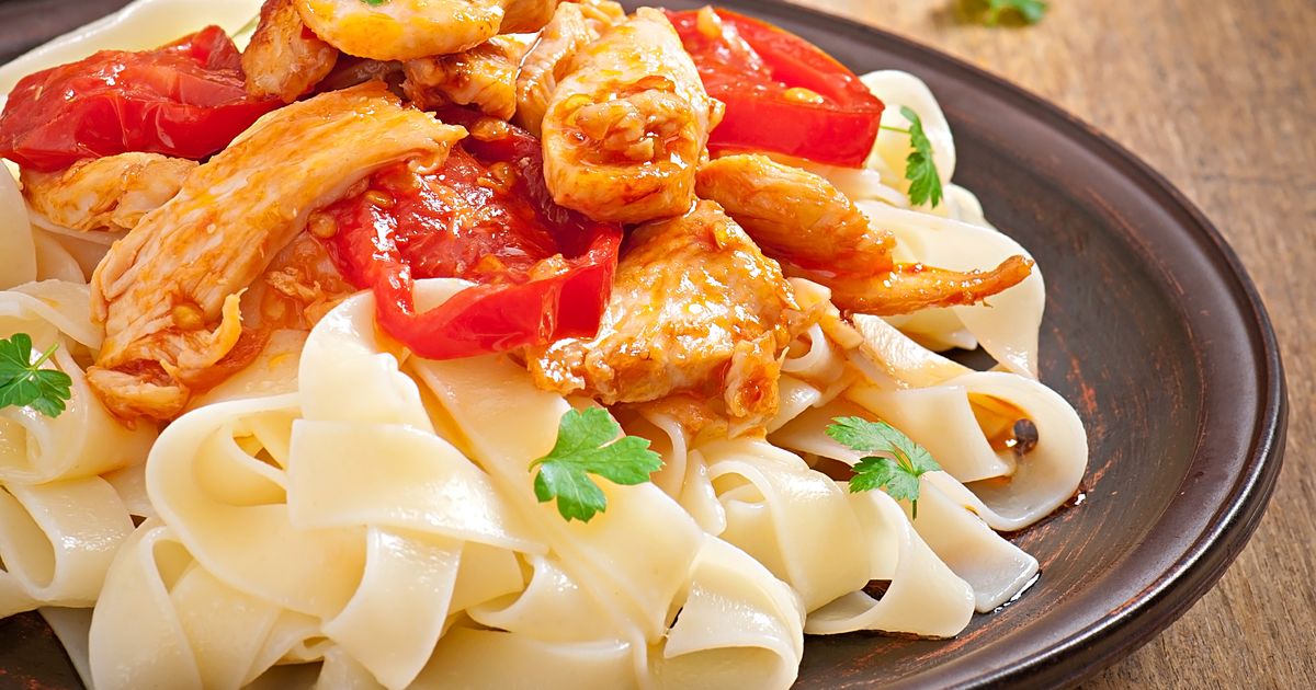 Paste tagliatelle cu roșii și pui. Un gust cu adevărat delicios! - KFetele