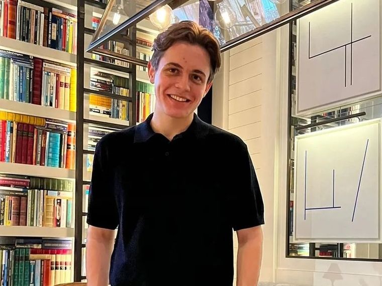 Cine este Aris Eram. "Am hotărât să plec într-o aventură care să mă ...