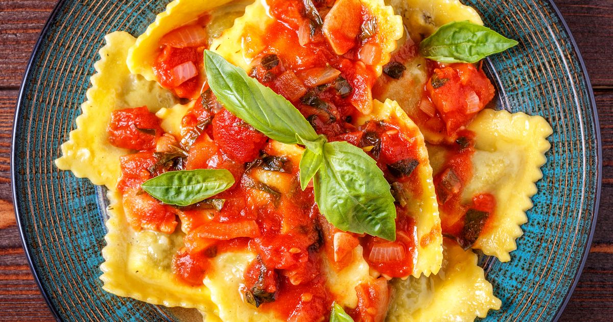 Paste ravioli cu sos de roșii și busuioc. Invită partenerul la o cină ...