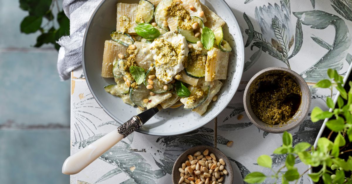 Paste cu sos pesto, zucchini și brânză feta. Perfecte pentru o cină în ...