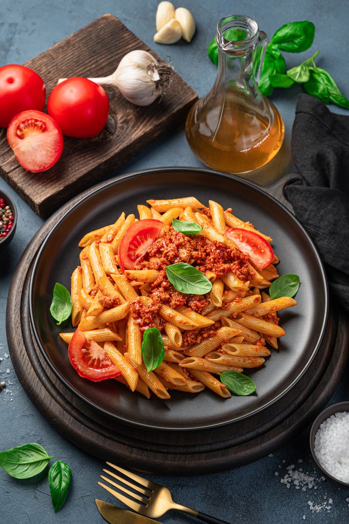 Paste cu sos bolognese, busuioc și roșii. O rețetă cât se poate de ...