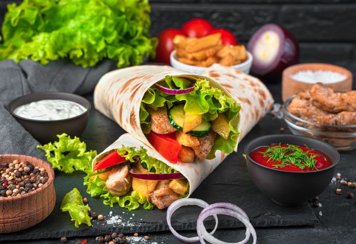 Shaorma cu carne de pui și legume proaspete. Pregătește-o direct la ...