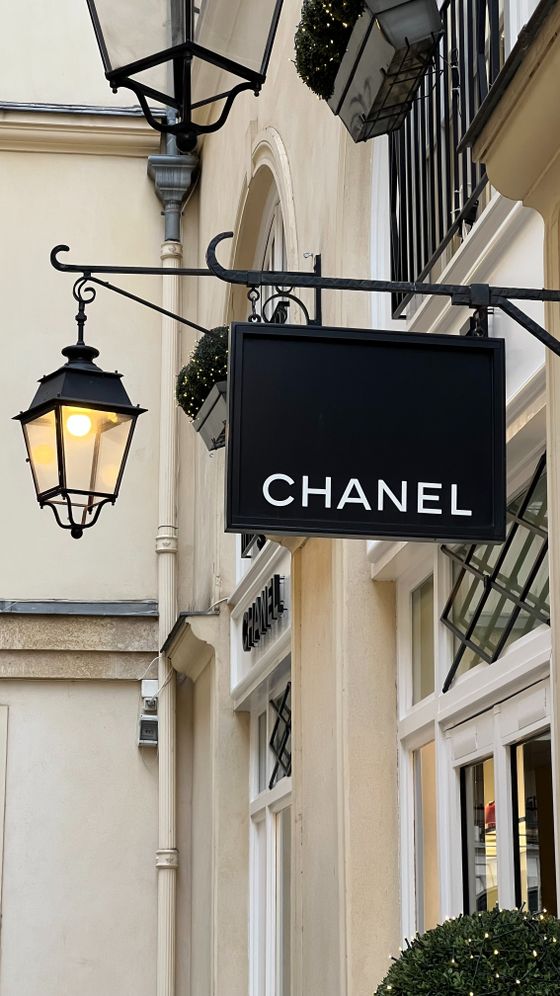 Cine a fost Coco Chanel. Cum a reușit să creeze un adevărat imperiu și ...
