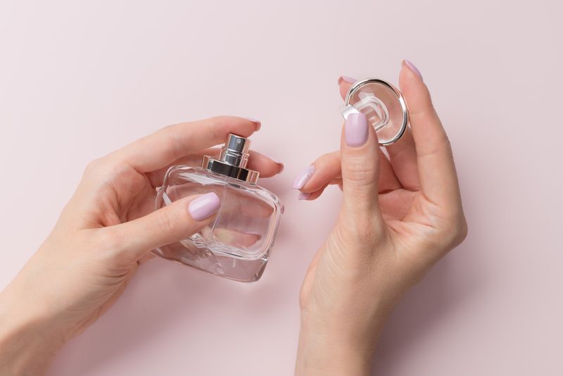 Top 5 cele mai rezistente parfumuri de damă pe care să le încerci în ...