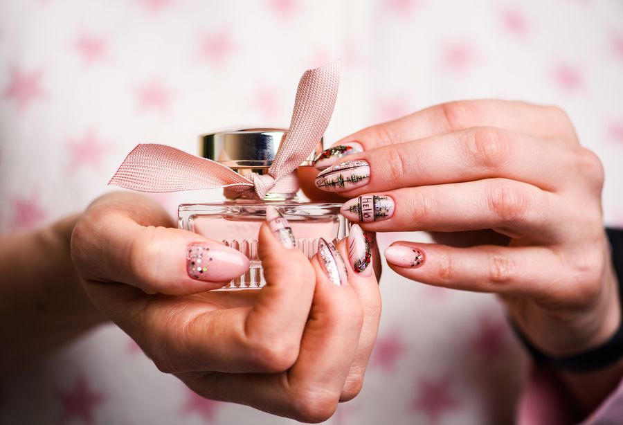 Top 5 cele mai rezistente parfumuri de damă pe care să le încerci în ...