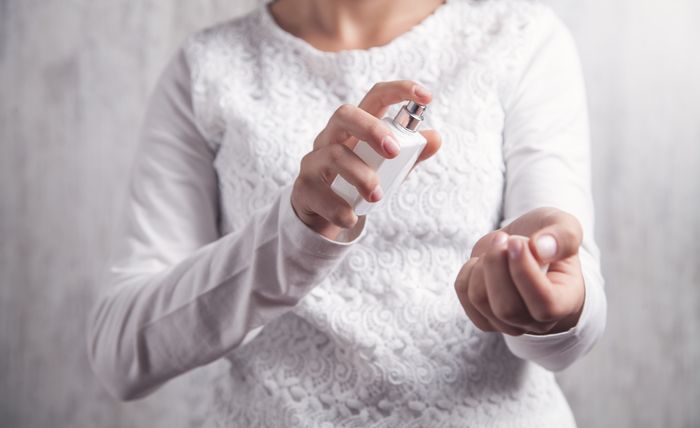 Top 5 cele mai rezistente parfumuri de damă pe care să le încerci în ...