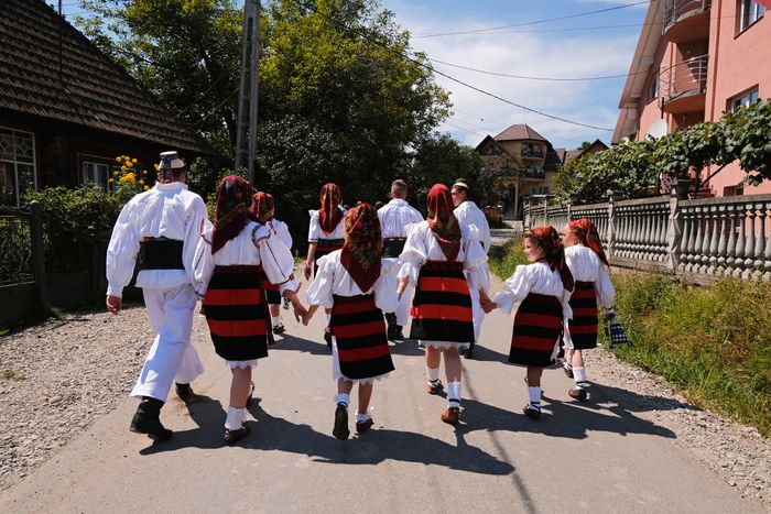 Culorile și simbolurile magice ale portului popular din Maramureș. O ...