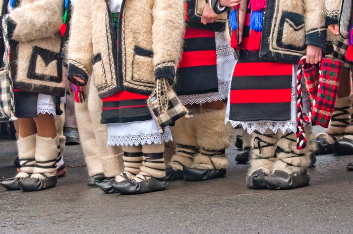 Culorile și simbolurile magice ale portului popular din Maramureș. O ...